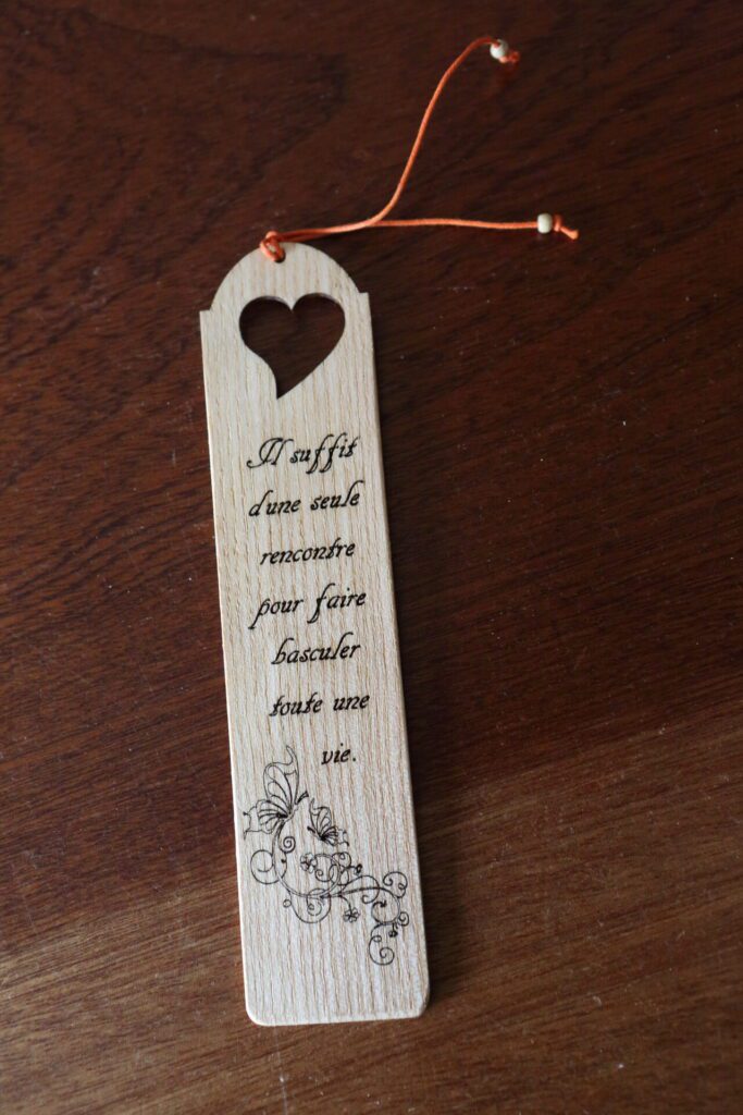 Marque-page en bois "Il suffit d'une seule rencontre pour faire ...