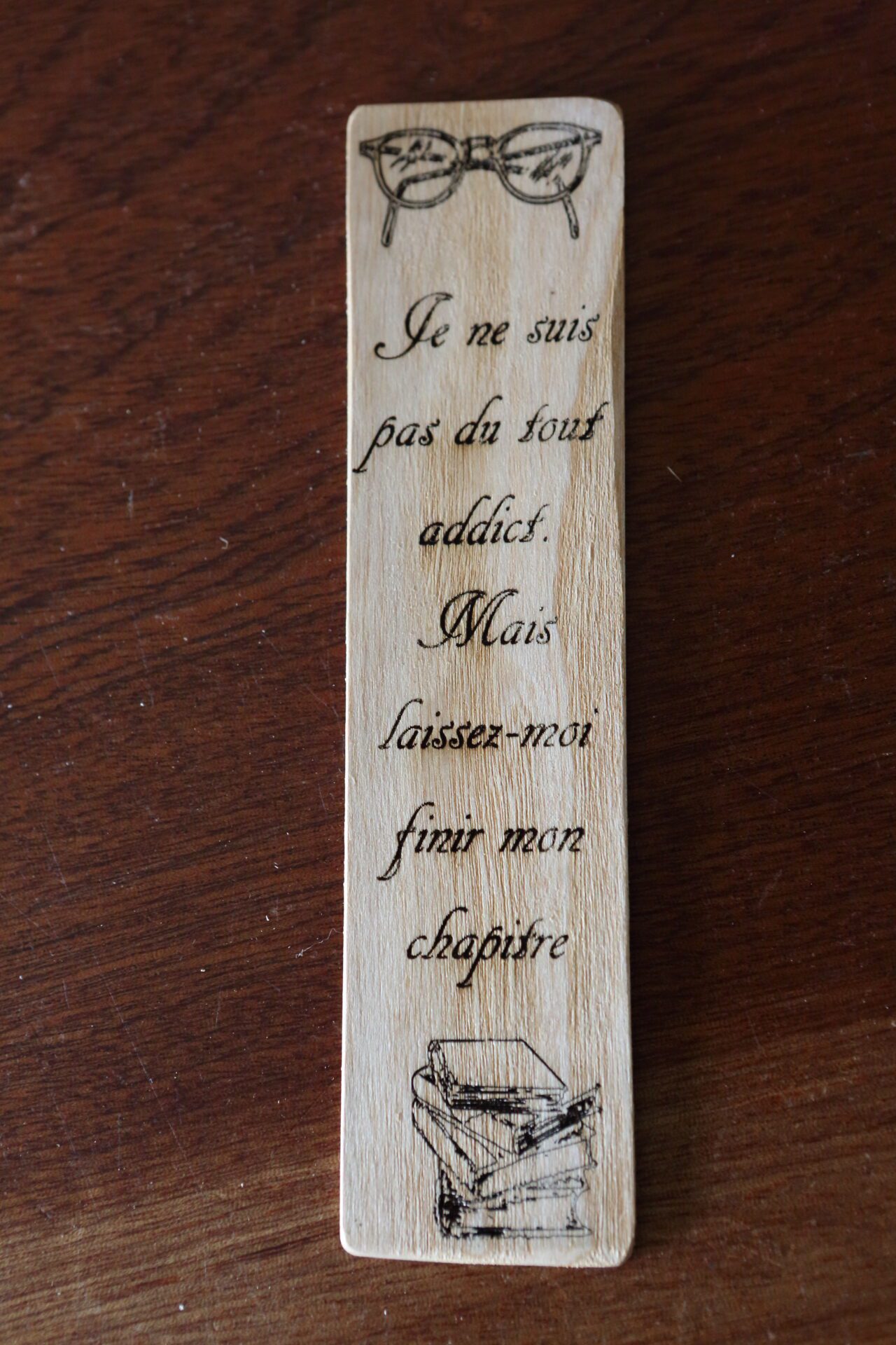Marque-page en bois "Je ne suis pas du tout addict. Mais laissez-moi ...
