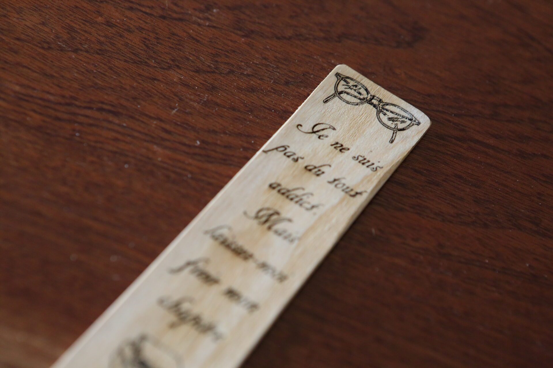 Marque-page en bois "Je ne suis pas du tout addict. Mais laissez-moi ...