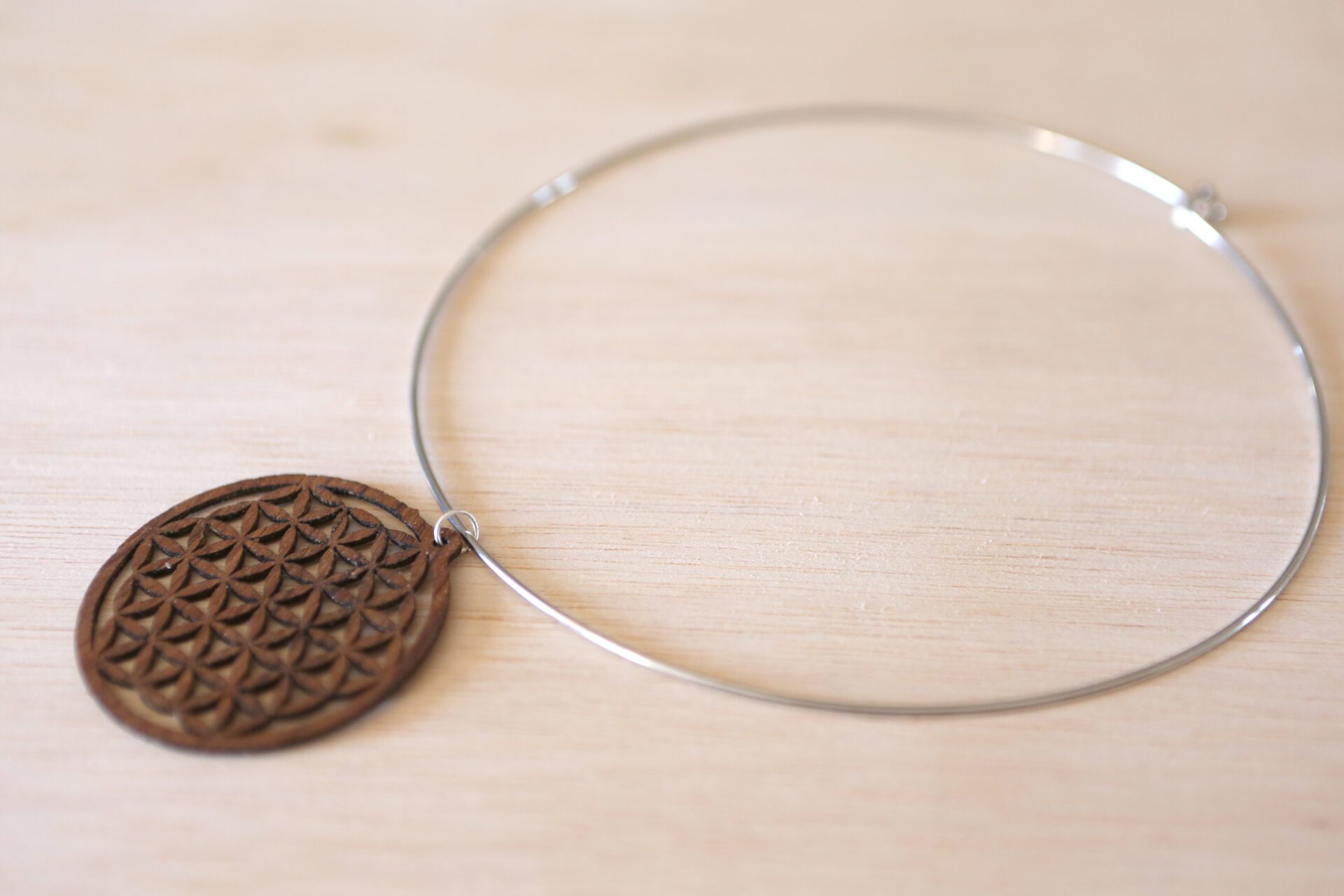 Pendentif "Fleur de vie" en Teck - Bouliwood Créations Bois